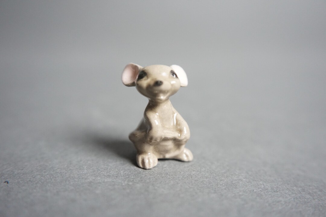 Miniature Hagen Renaker Mouse Figurine, Sitting, Holding Tail, Vintage ...