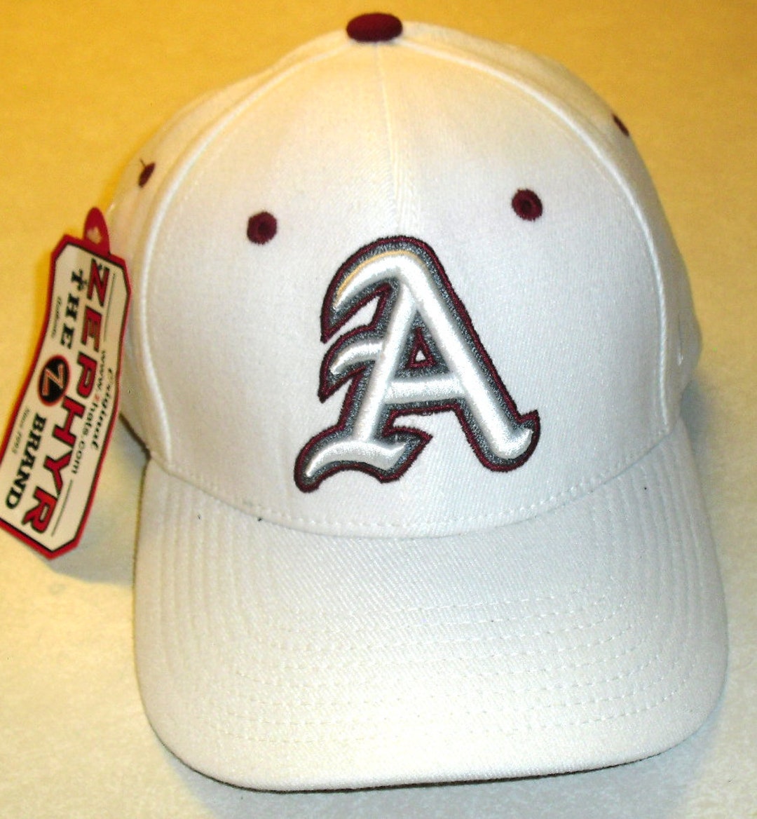 Arkansas Razorbacks Mens Zephyr White Stretch Fit Hat Cap Sz. Medium ...