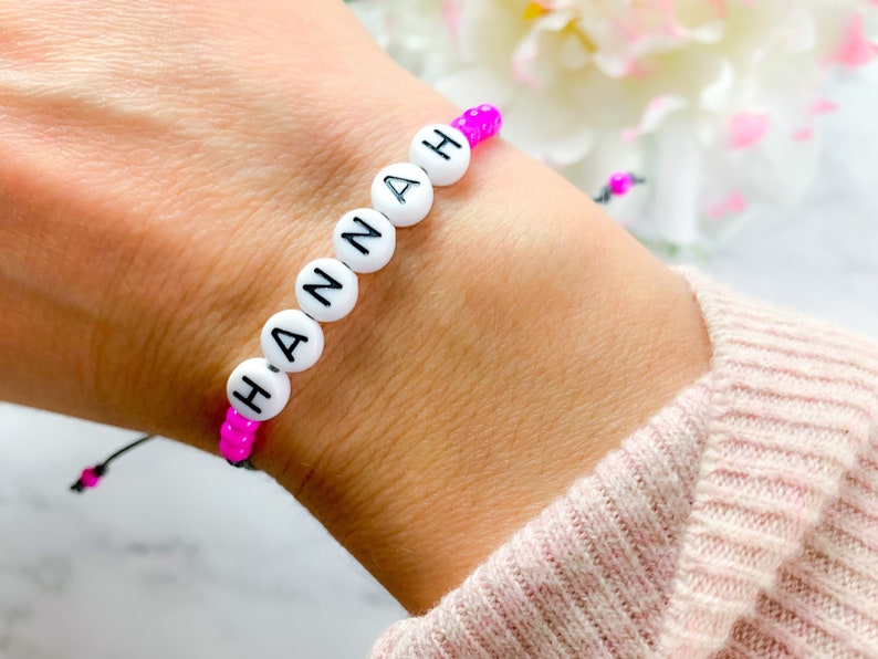 bracelet-de-nom-personnalis-avec-perles-de-lettre-en-noir-et-etsy