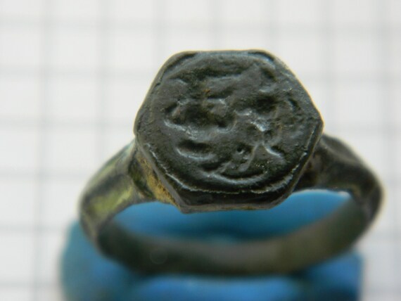 Memorabilia Collectibles ring with the emblem of the 17th century etna ...