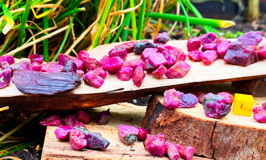 Pierre de rubis brute au Royaume-Uni, gemme d'anniversaire de rubis ...