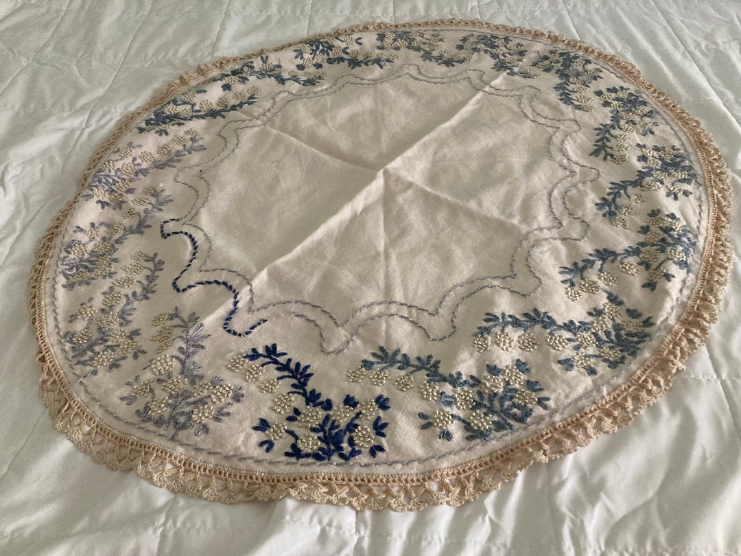 Vintage Embroidered French Knots Round Table Topper. Floral Crochet Edges. Perfection Table ...