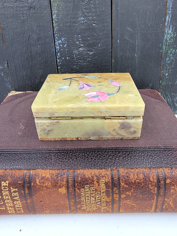 Alabaster stone box with Inlaid Pink Mother of Pearl/… - Gem