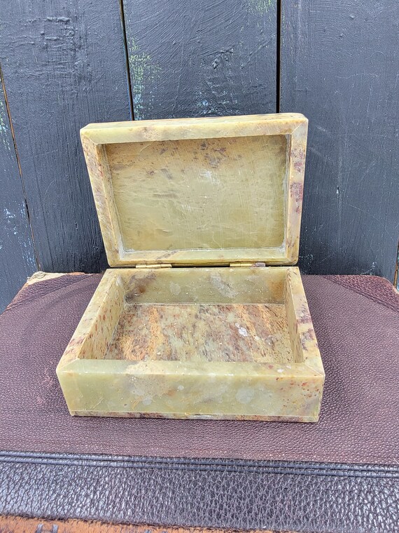 Alabaster stone box with Inlaid Pink Mother of Pearl/… - Gem