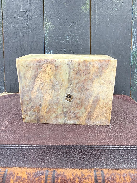 Alabaster stone box with Inlaid Pink Mother of Pearl/… - Gem