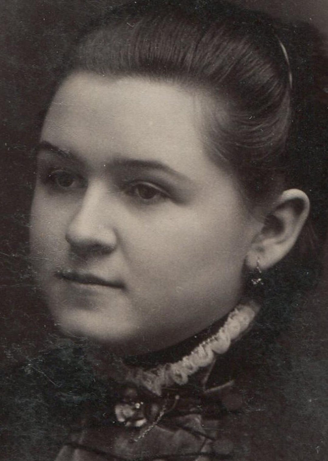Vintage Cabinet Card Photo Portrait: Soft-featured Woman in Unique ...