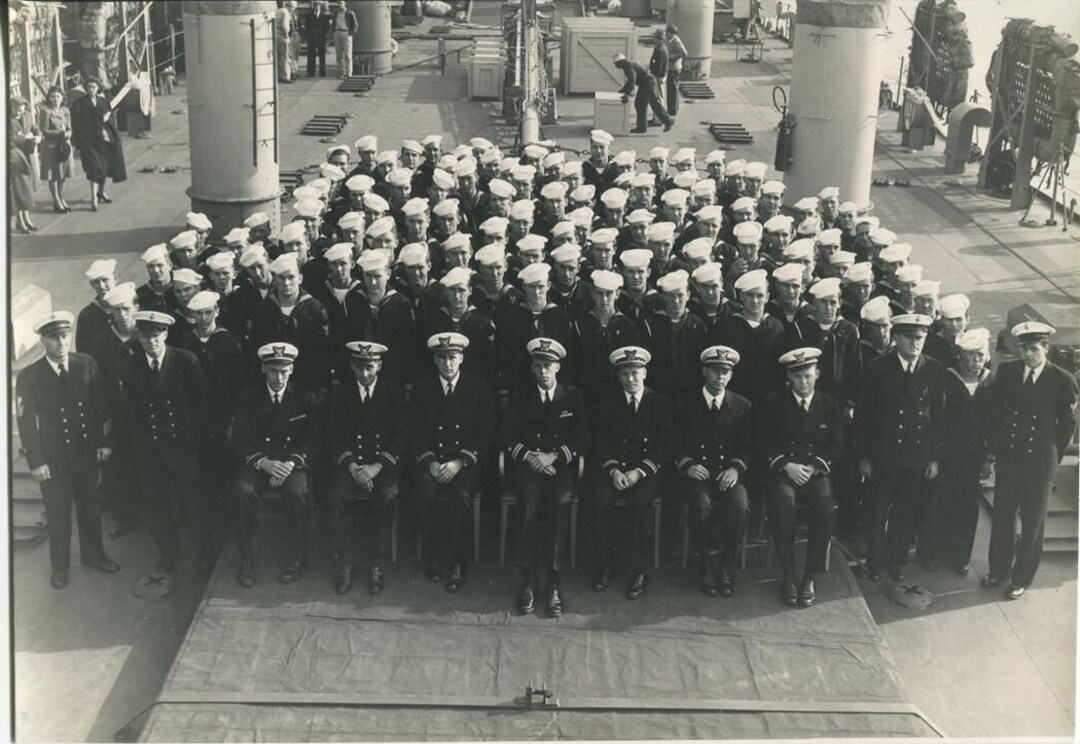 U.s. Navy Combat Crew Uss Lst-831, Lt. F.i. Mccahill, Robert T. Leary ...