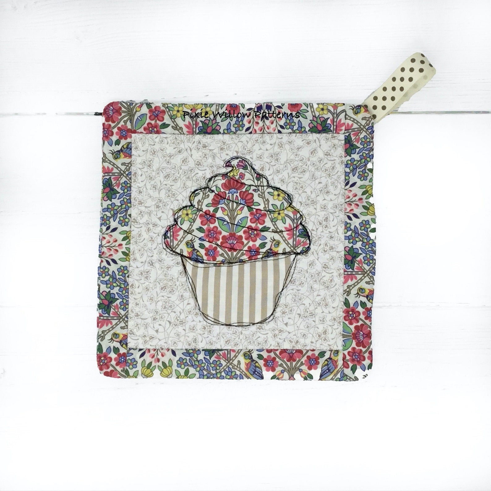ITH Pot Holder With Raw Edge Applique Cupcake. Looks Like Free | Etsy