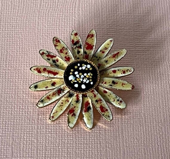 Vintage daisy brooch, boho daisy pin, hippie daisy pi… - Gem