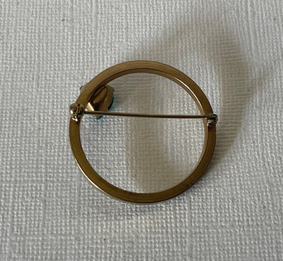 Vintage circle pin with blue heart rhinestone, blue h… - Gem