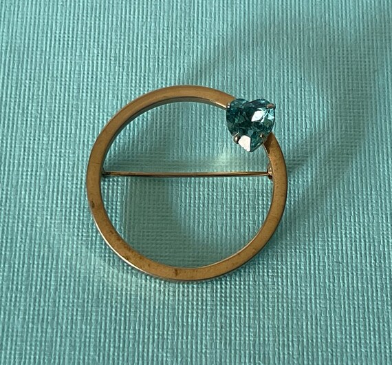 Vintage circle pin with blue heart rhinestone, blue h… - Gem