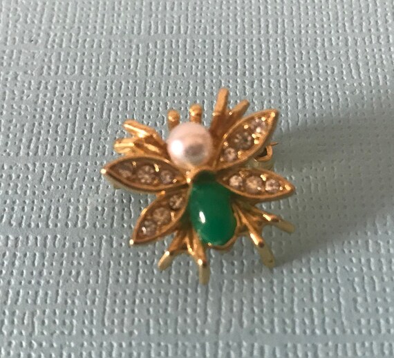 Small vintage bee pin, green bee pin, faux pearl bee … - Gem