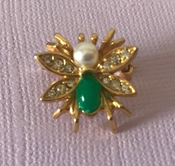 Small vintage bee pin, green bee pin, faux pearl bee … - Gem