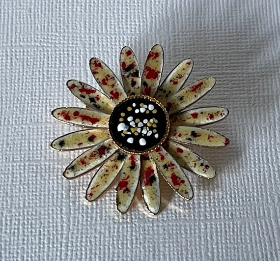 Vintage daisy brooch, boho daisy pin, hippie daisy pi… - Gem