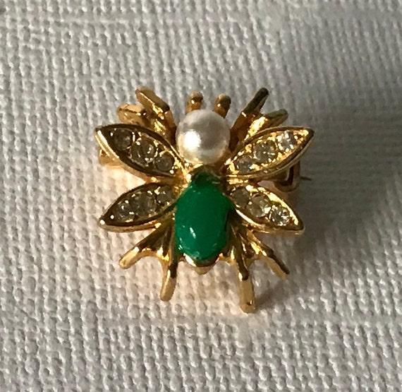 Small vintage bee pin, green bee pin, faux pearl bee … - Gem