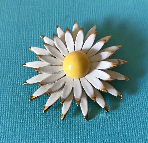 Vintage daisy brooch, daisy pin, flower power, boho d… - Gem