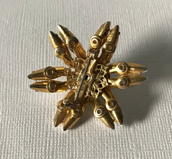 Vintage milk glass flower pin, white milk glass and r… - Gem