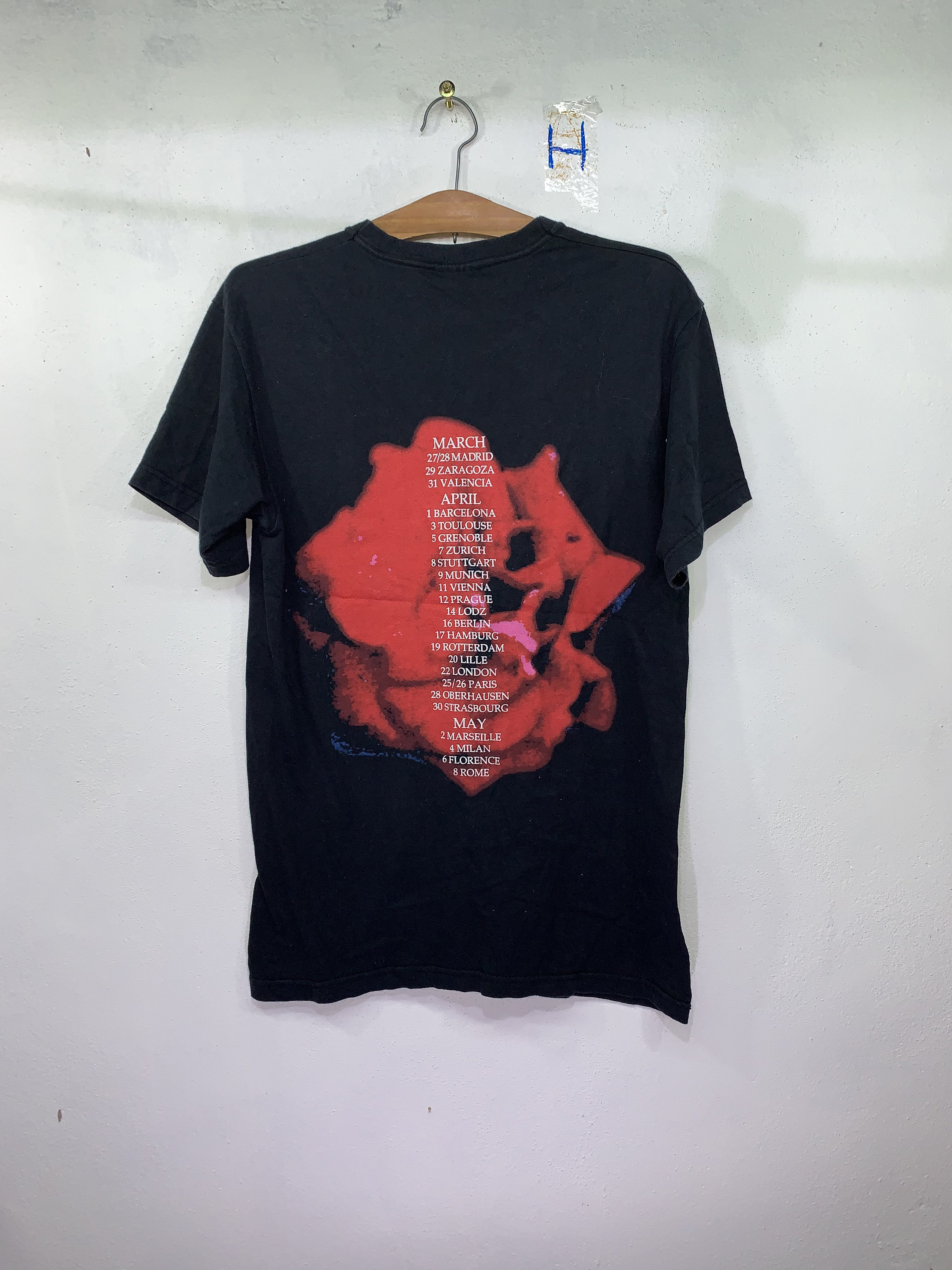 Vintage the Cure Dream Tour Concert 2000 V Neck T-shirt M Vintage the Cure Dream Tour Concert 2000 V Neck T-shirt M