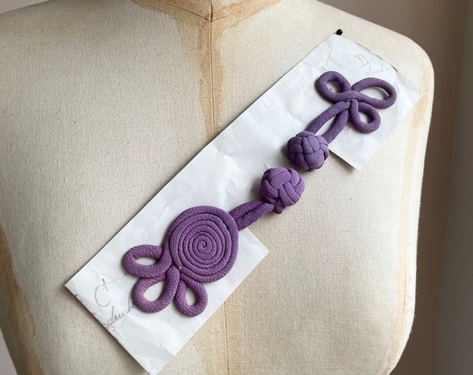 1930s 1940s Frog Fastening Samples Purple Crepe Closure Sample Card ...