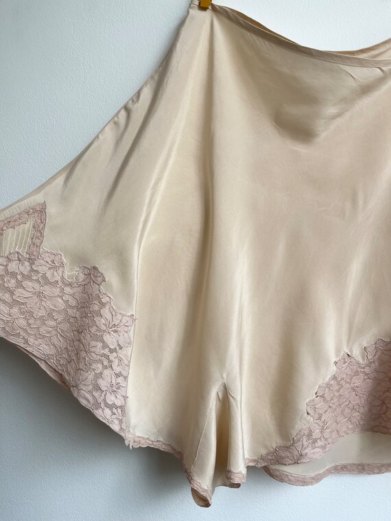Original 1930s Peachy-Latte Silk Lace Tap Pants Short… - Gem