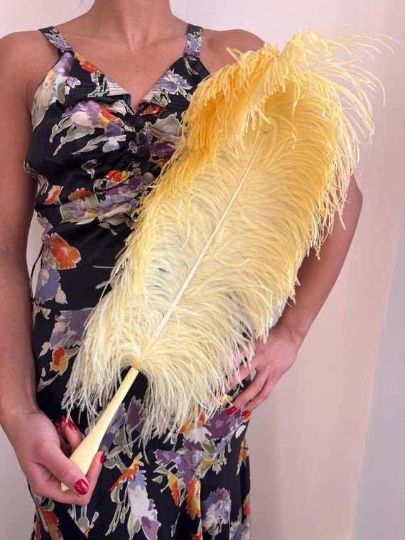 1930s Lemon Yellow Ombré Feather Hand Fan | Single Pl… - Gem