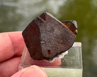 Natural Octahedral Magnetite Crystal From Iron Springs, Utah | Pyramid ...