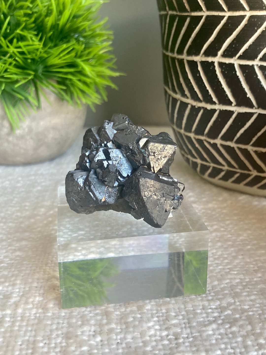 Natural Octahedral Magnetite Crystal From Iron Springs, Utah | Pyramid ...