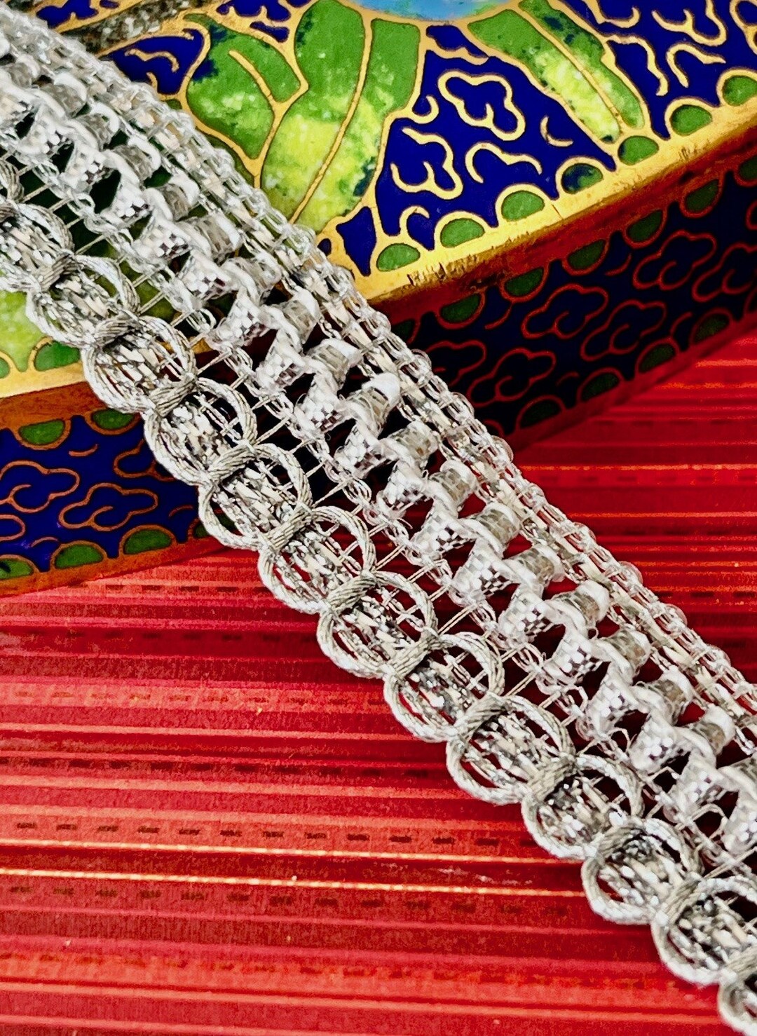 Silver Lace. Creative Edging for Pillows, Drapes, Bedding, Costumes ...