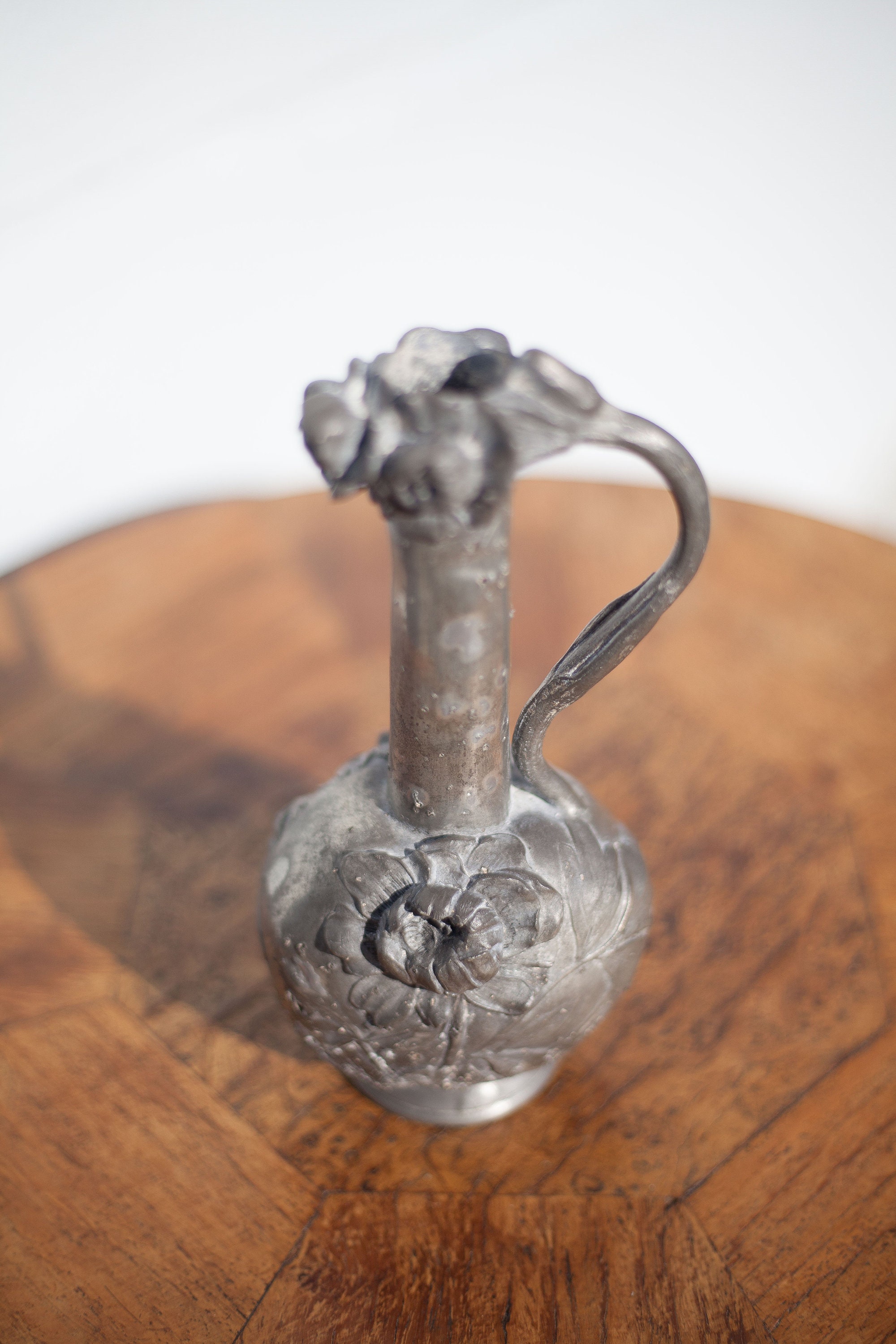 Vase étain ancien, étain pur Paris, soliflore vase étain motif fleurs ...