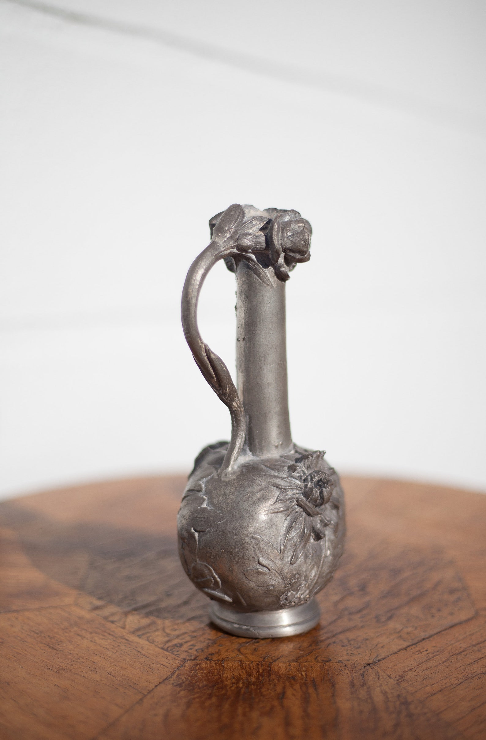 Vase étain ancien, étain pur Paris, soliflore vase étain motif fleurs ...