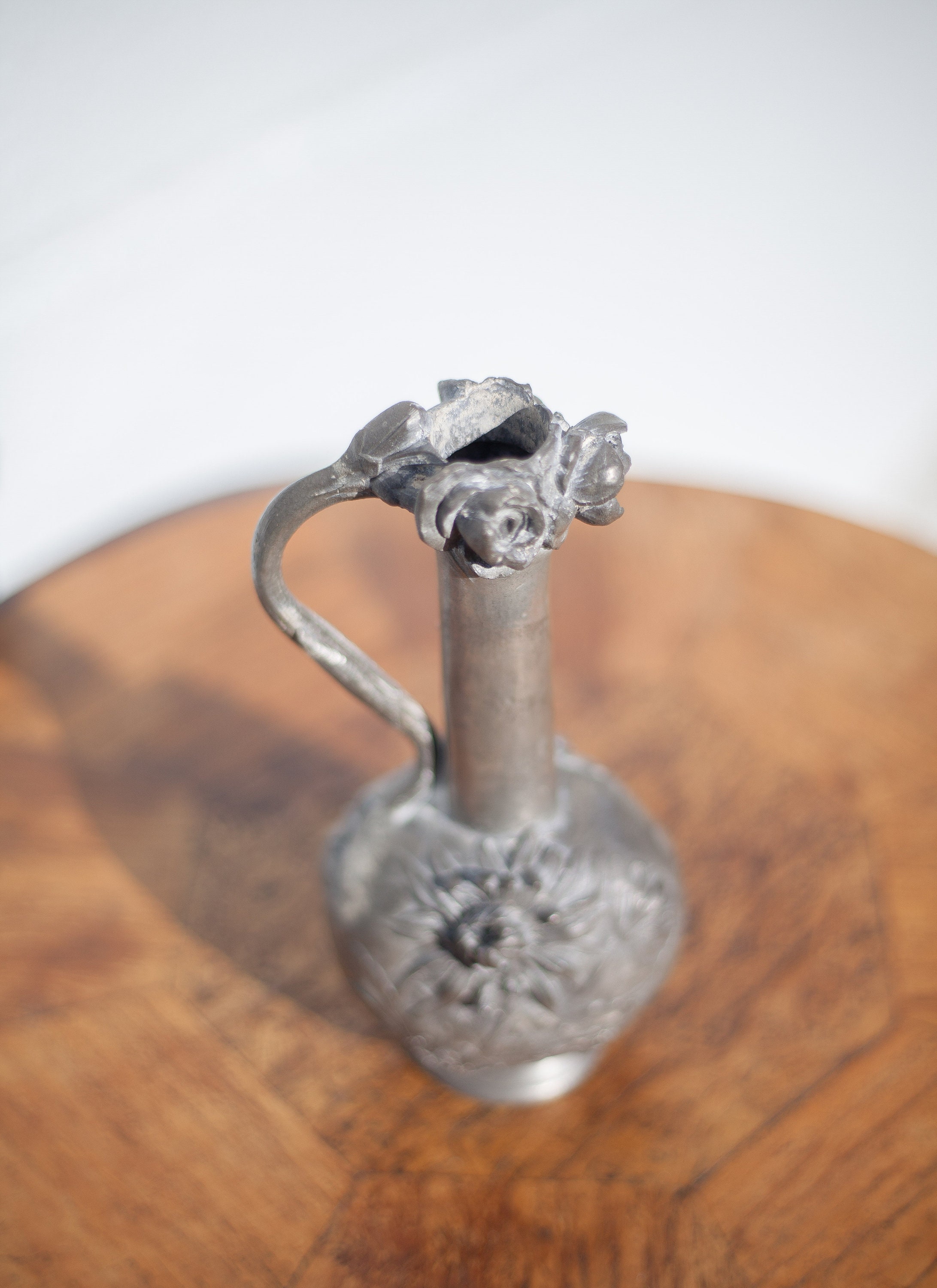 Vase étain ancien, étain pur Paris, soliflore vase étain motif fleurs ...