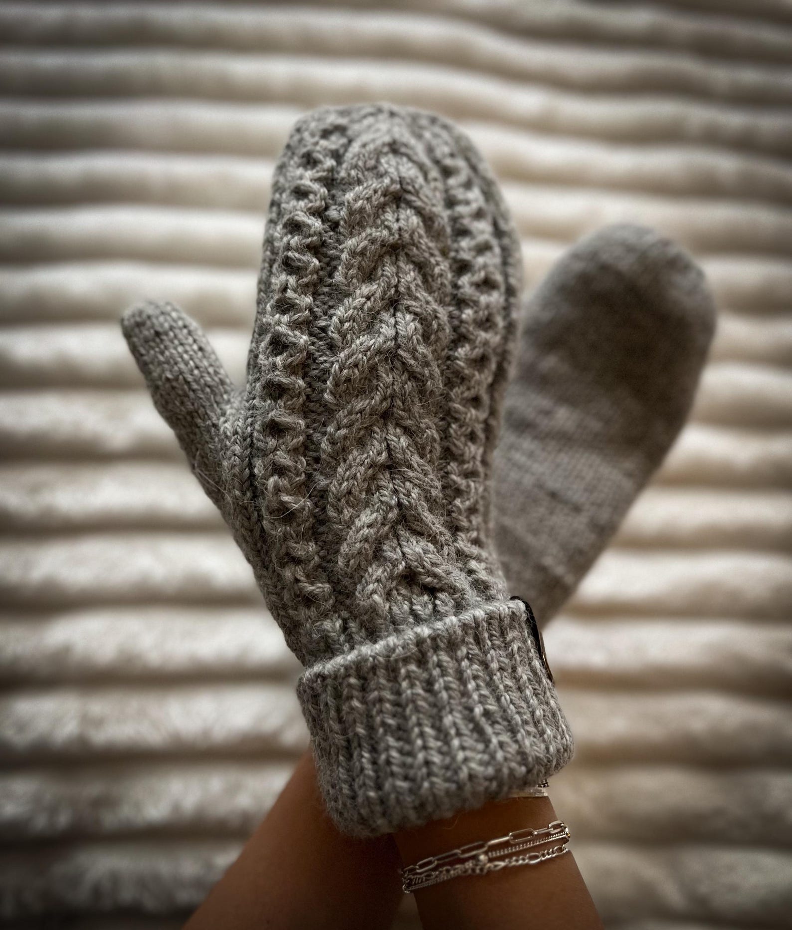 Eskimo Mittens Knitting Pattern: Cable Knit Aran Gloves, Thick Winter ...
