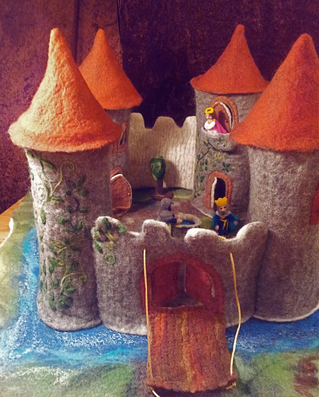Knight's Castle, Hand-felted, Felt Castle, Play Castle With Figures - Etsy