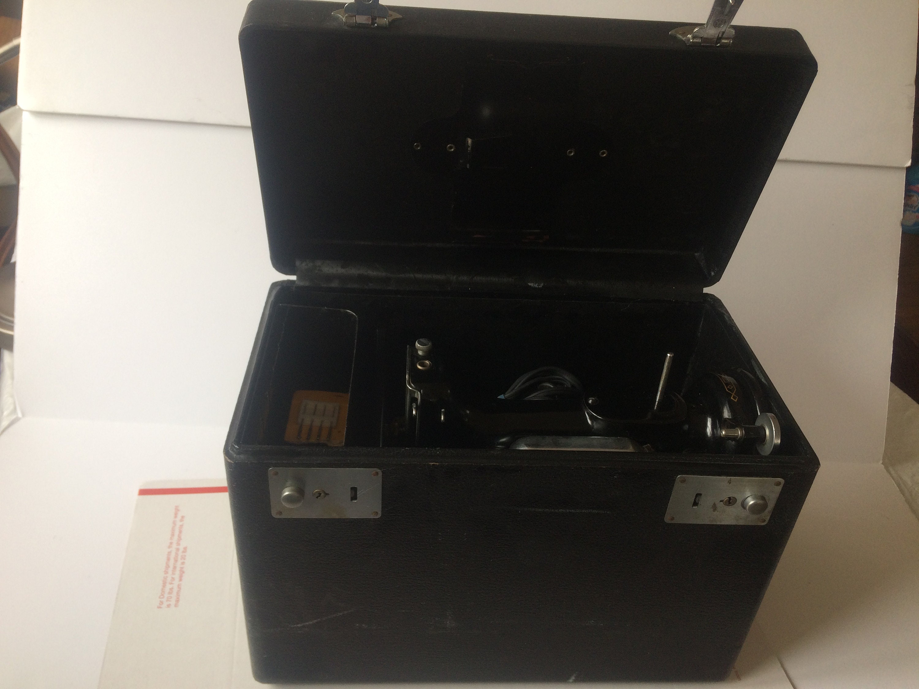 Vintage SINGER 221 Featherweight Sewing Machine. Case Pedal Some ...