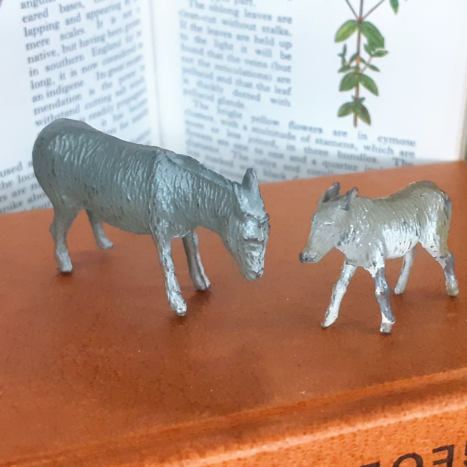 Vintage Taylor & Barrett Donkeys and Donkey Hut (1935) - Hollow-cast ...