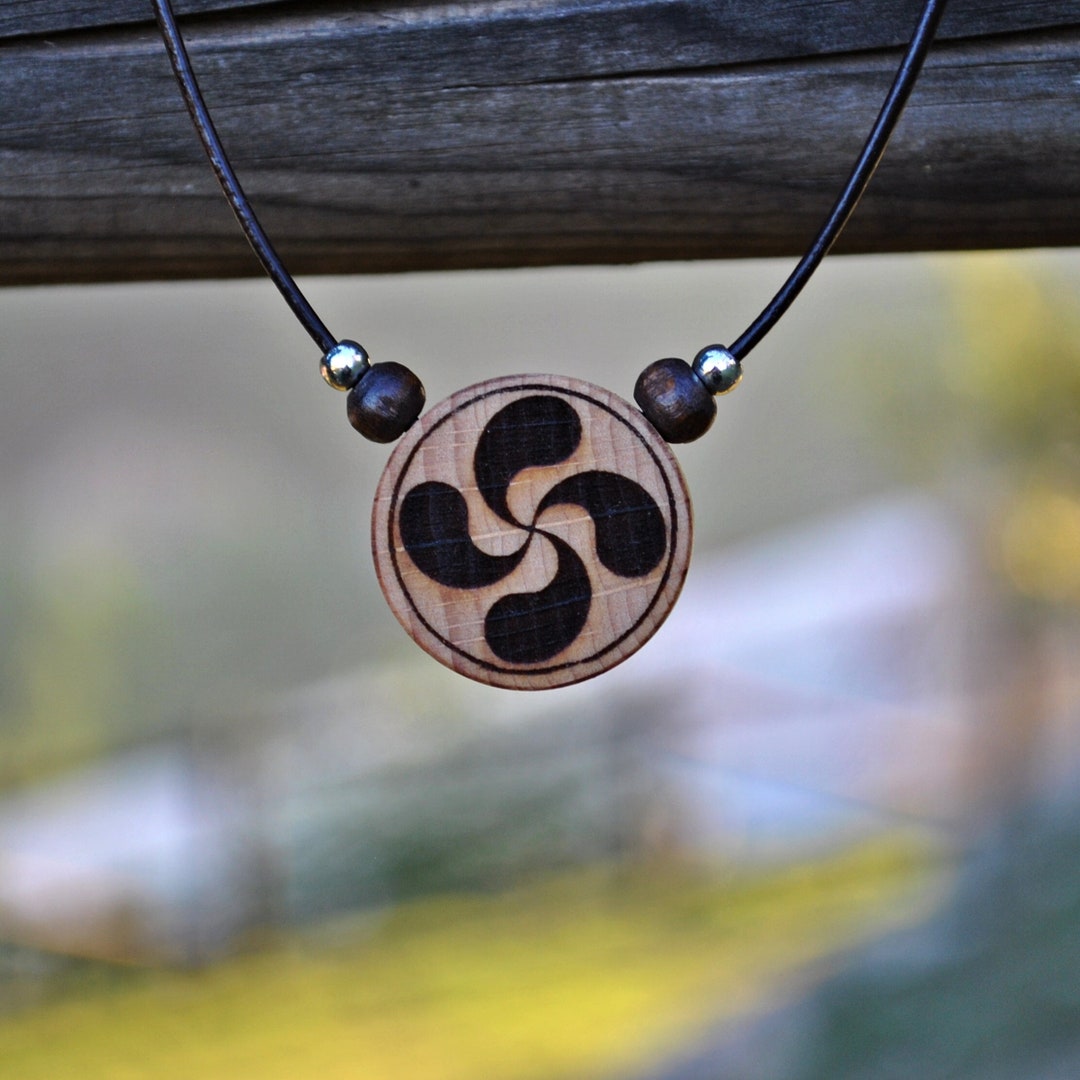 Colgante lauburu de madera, collar redondo grabado con el símbolo Vasco ...