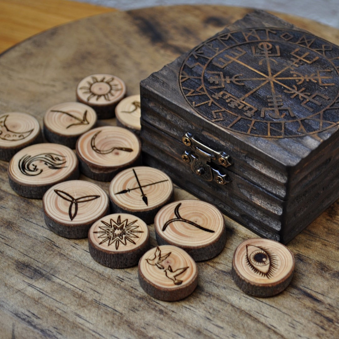 Runas de la Bruja de madera de pino con caja Vikinga Vegvisir ...