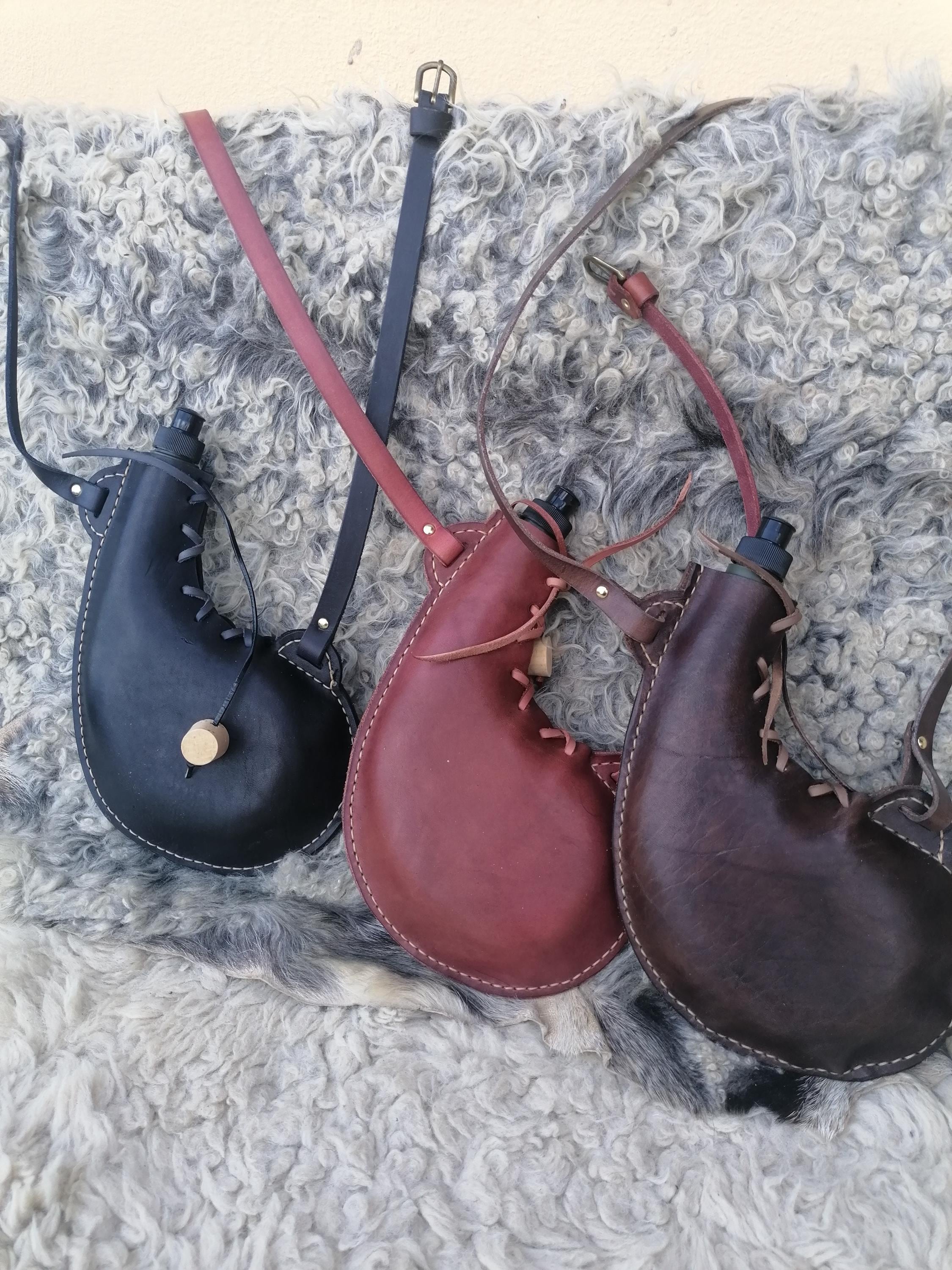 0,75 L (1,6 Pint) Western Army Plastic Canteen in Leather, Medieval ...