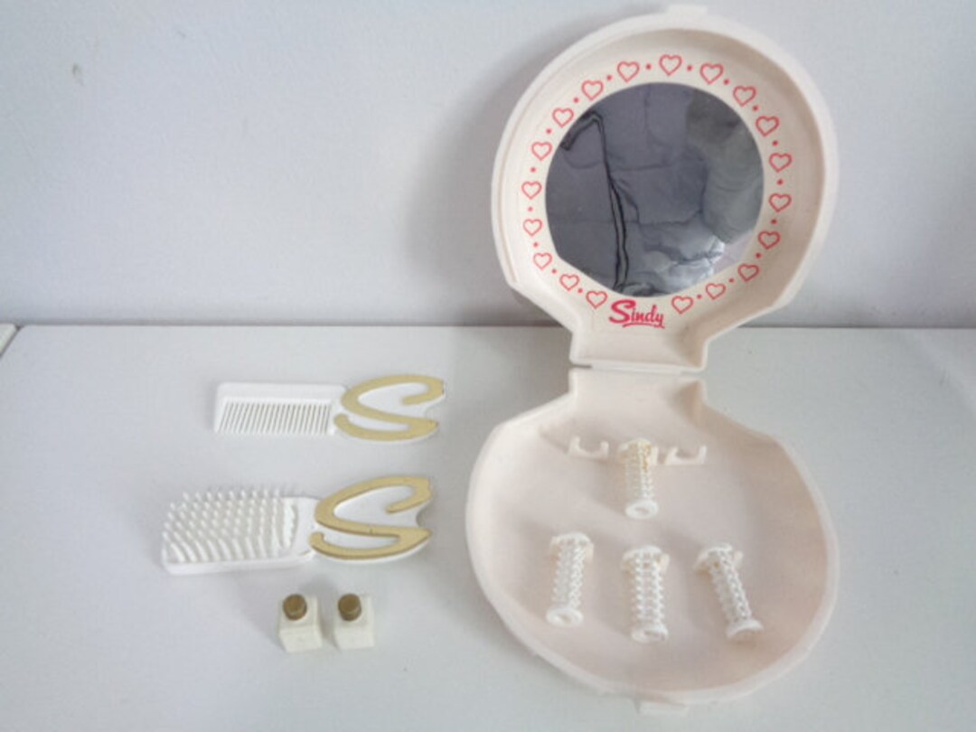 Vintage Pedigree Sindy Clam Shell Hair Set With Comb, Brush, Rollers ...
