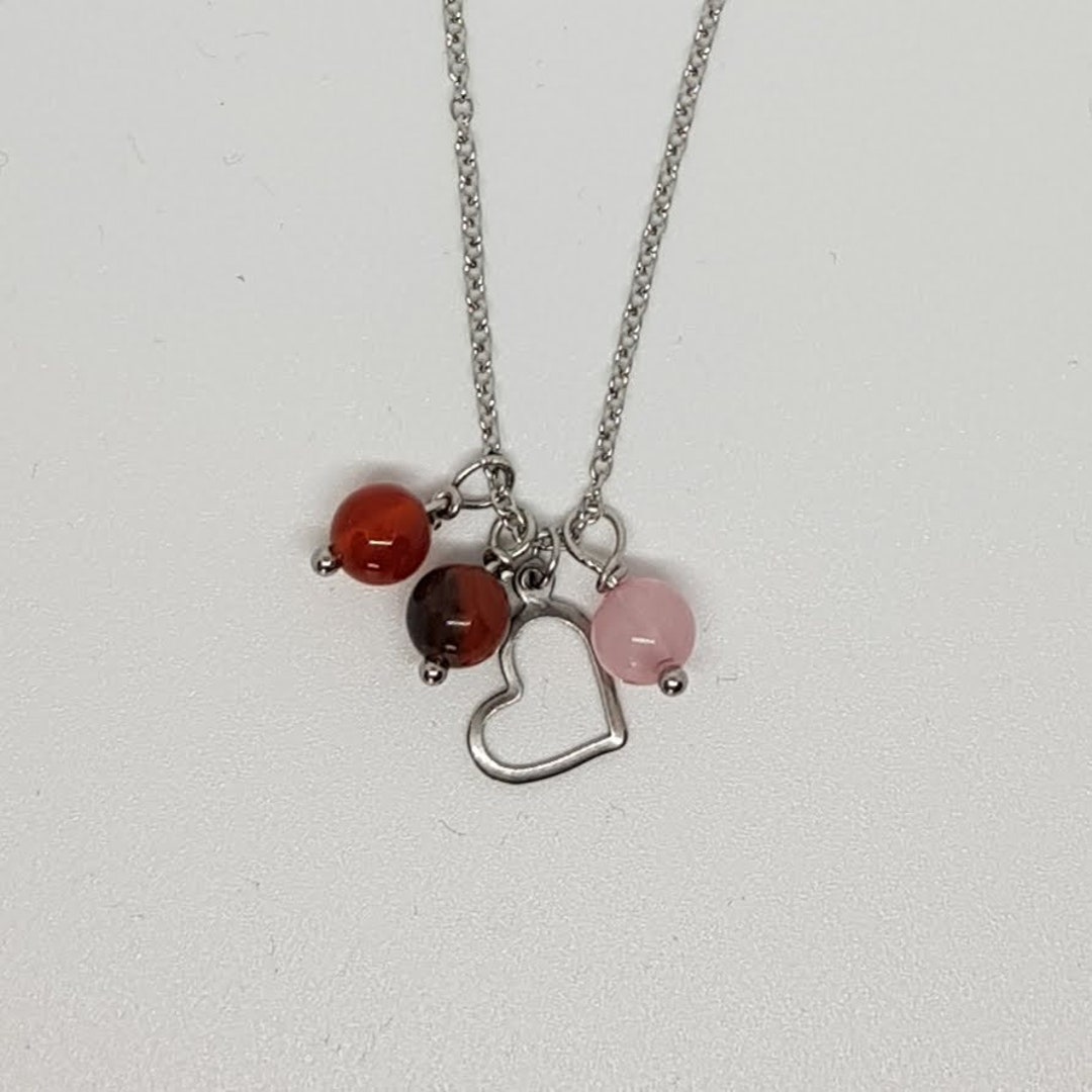 Collier avec des pierres dede assortis au signe du zodiaque et des ...