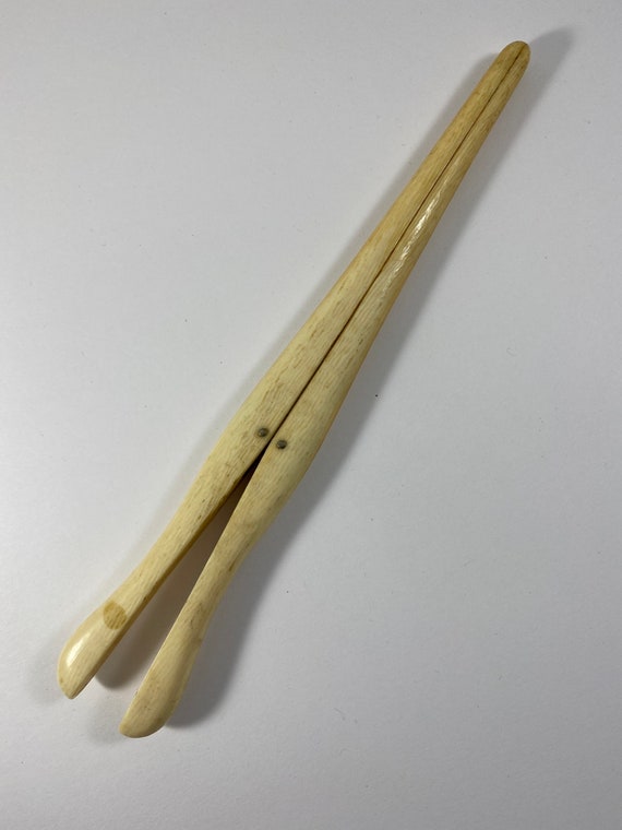 French Ivory Pyralin Catelyn Glove Stretcher - Gem