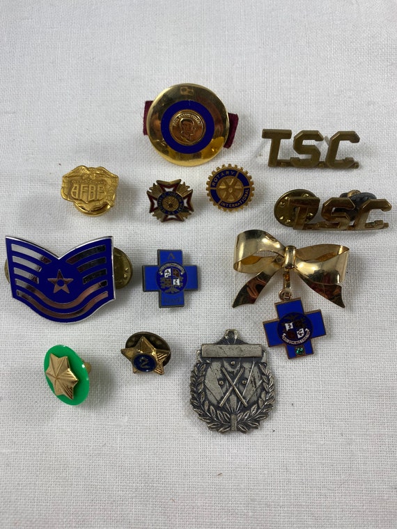 12 Assorted Pinback Buttons Military Rotary Farm Bure… - Gem