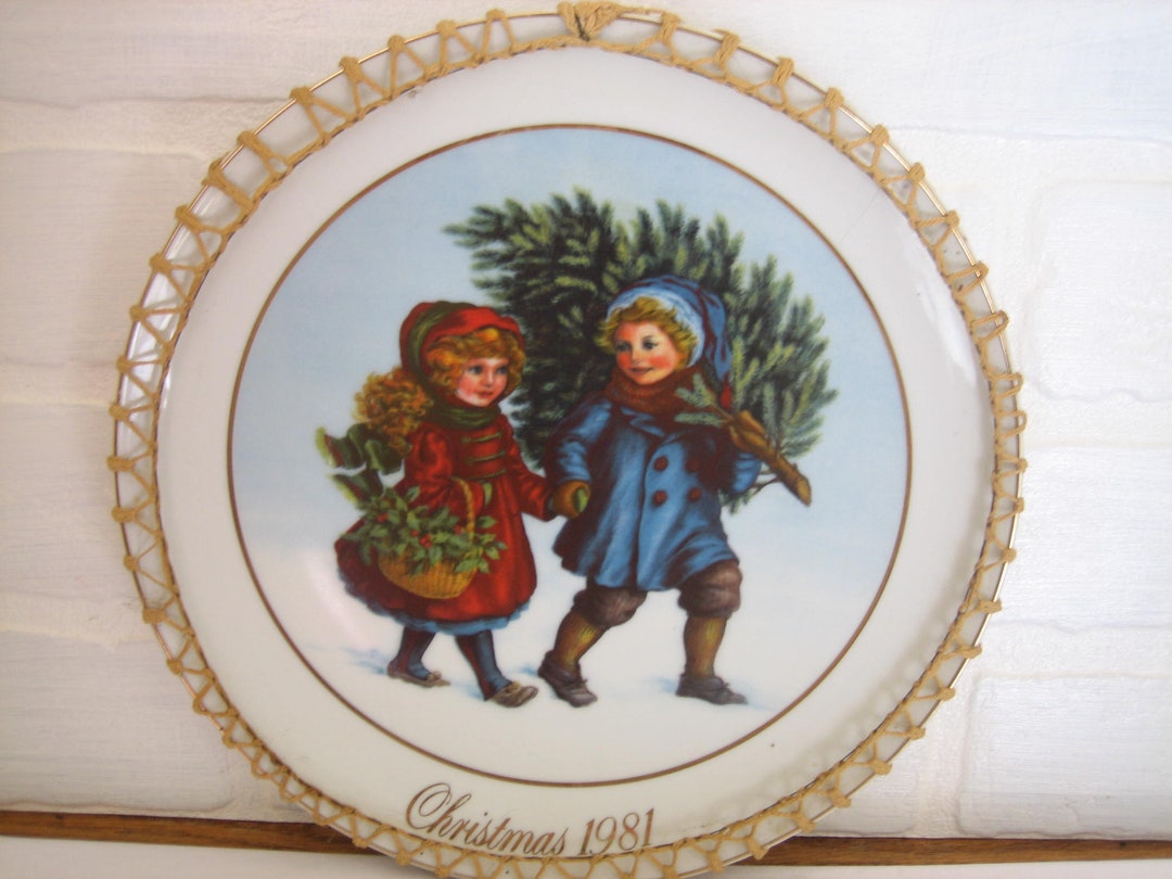 1981 Avon Christmas Plate, 9 1/4 Inches, 22 Karat Gold Trim, First ...