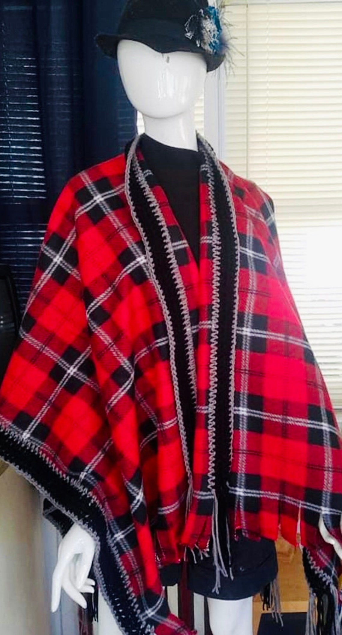Patrón fácil de poncho sin costuras: poncho con detalles de crochet ...