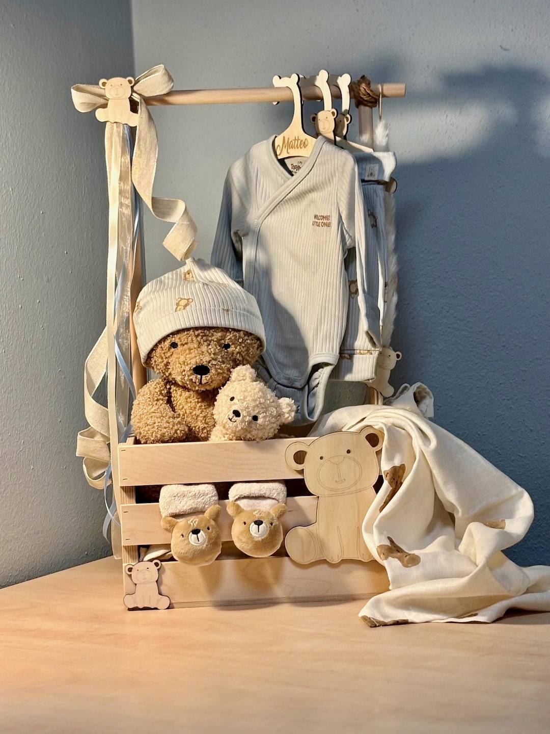 Große Baby Kleiderstange - Babygeschenk - personalisierte Babygarderobe ...