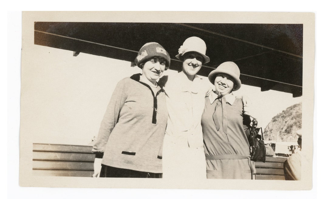 Cloche Hats Vintage Snapshot Trio of Smiling Affectionate Women Vintage Photo W17 - Etsy