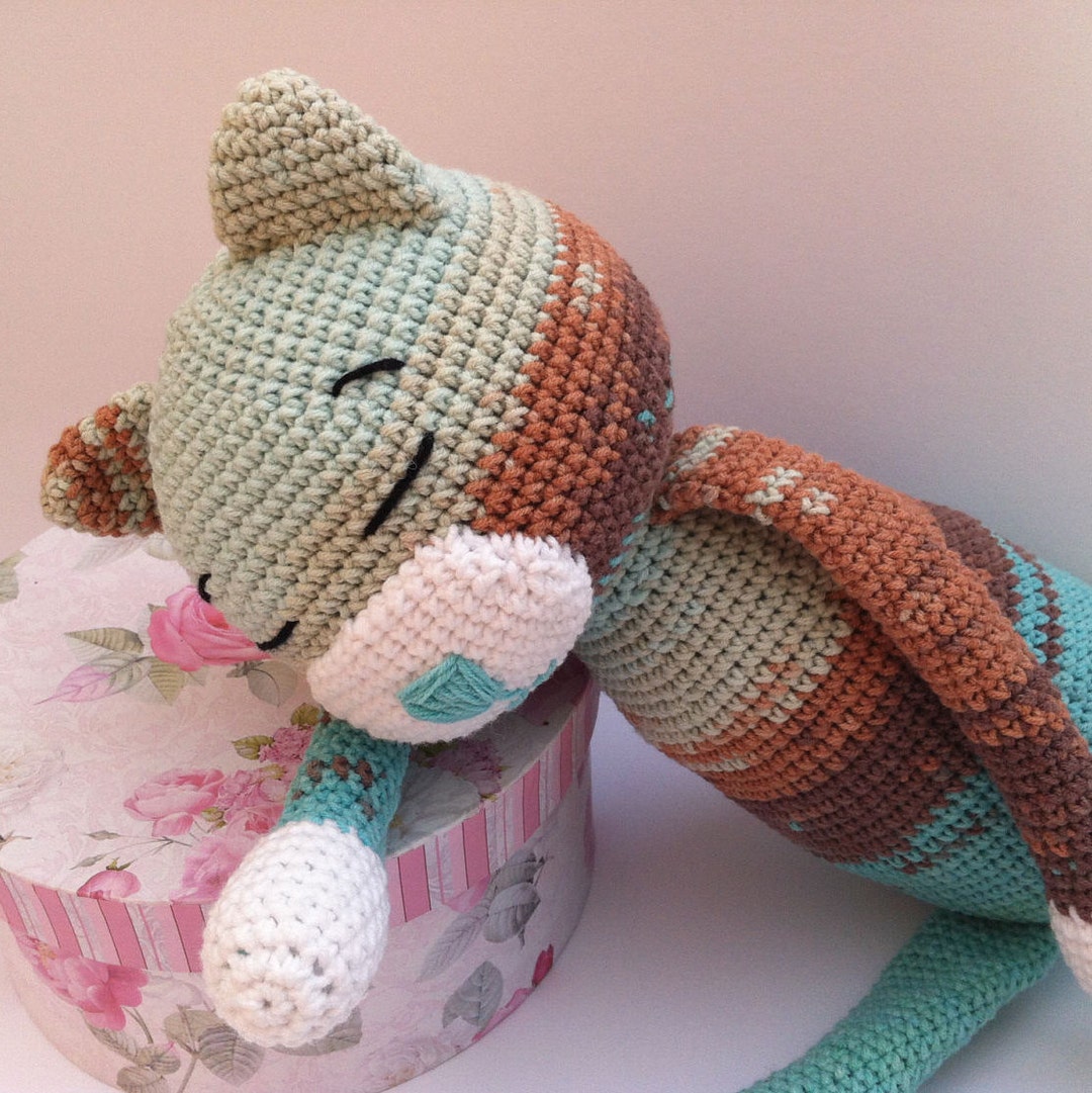 Amigurumi chat, chat endormi, chat arc-en-ciel au crochet, chat de fil ...