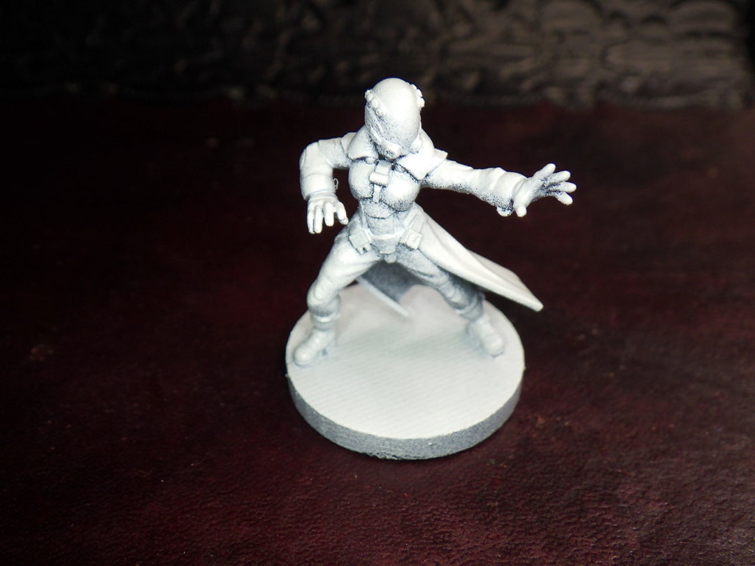 Female Sci-fi Warrior in Space Helmet Figure Miniature 32mm Scale RPG ...