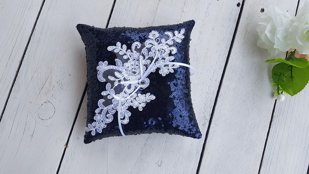 Sequin ring pillow with lace embelishment - Etsy Portugal