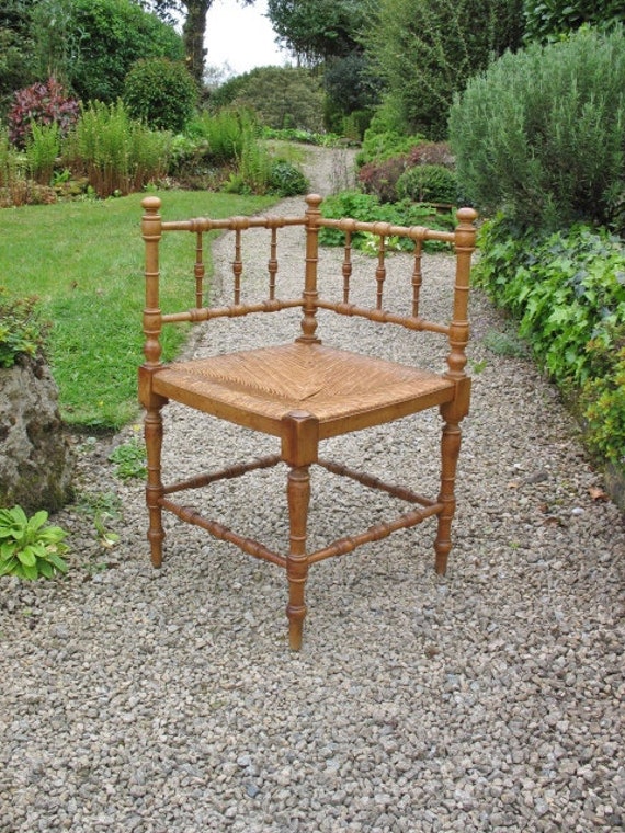 Ein sehr guter franzosischer Vintage Eckstuhl Landstuhl aus gedrechseltem hellem Binsenholz Etsy